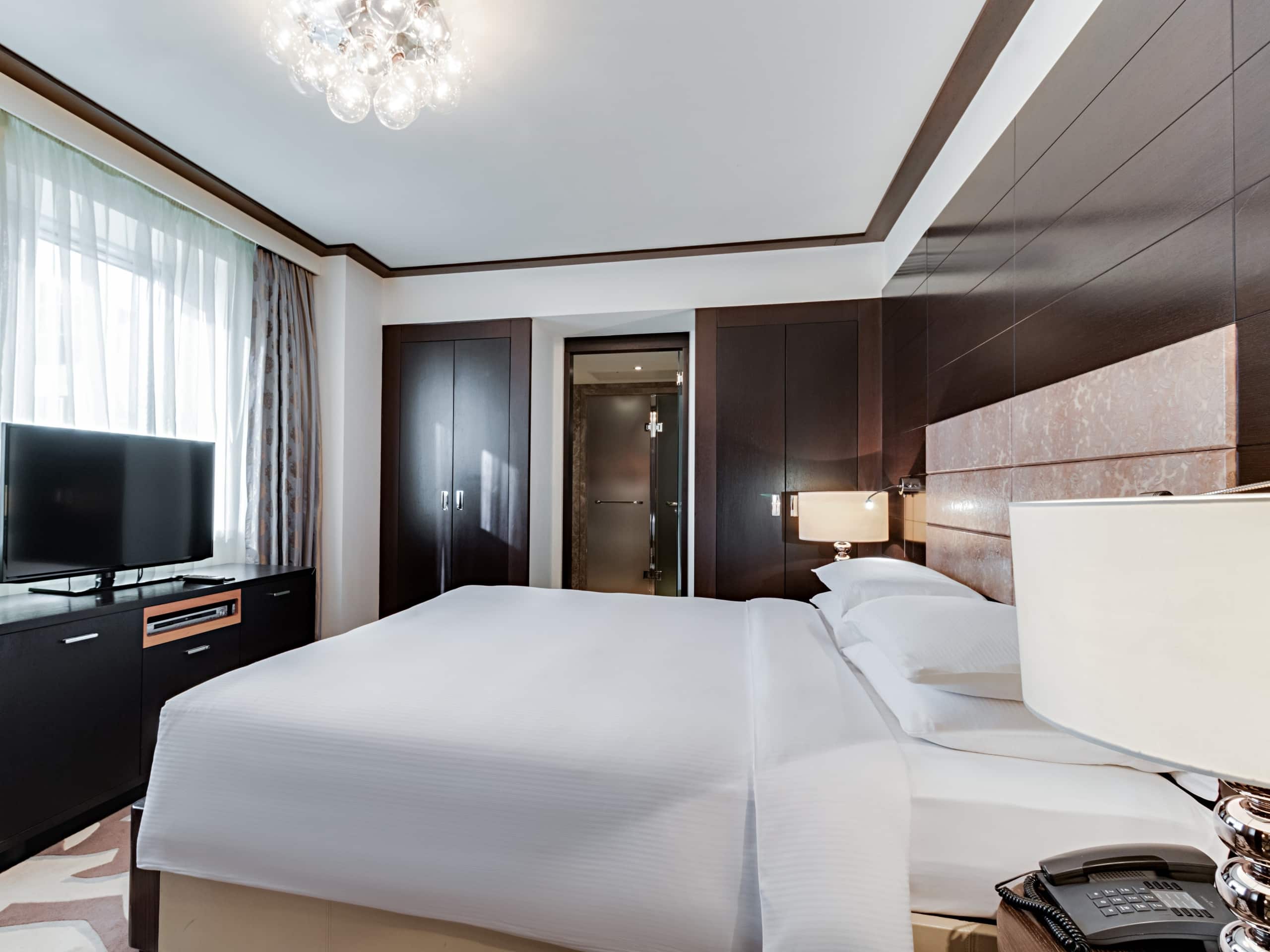 Spacious rooms and suites with scenic Kiev city views | Hyatt Regency Kyiv