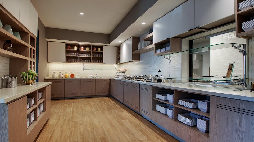 Hotel Dining in Oak Brook, IL | Hyatt House Chicago / Oak Brook