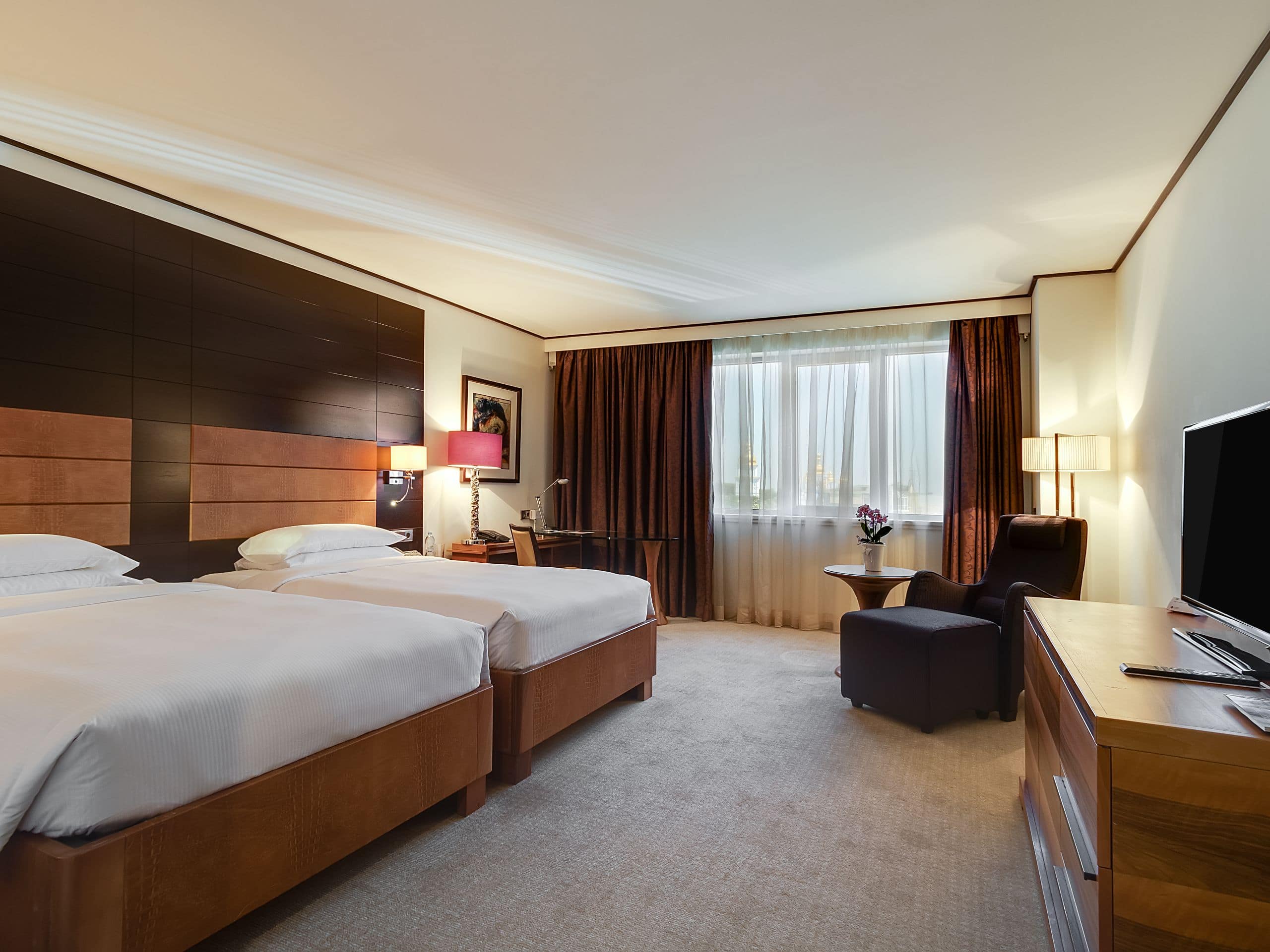 Spacious rooms and suites with scenic Kiev city views | Hyatt Regency Kyiv