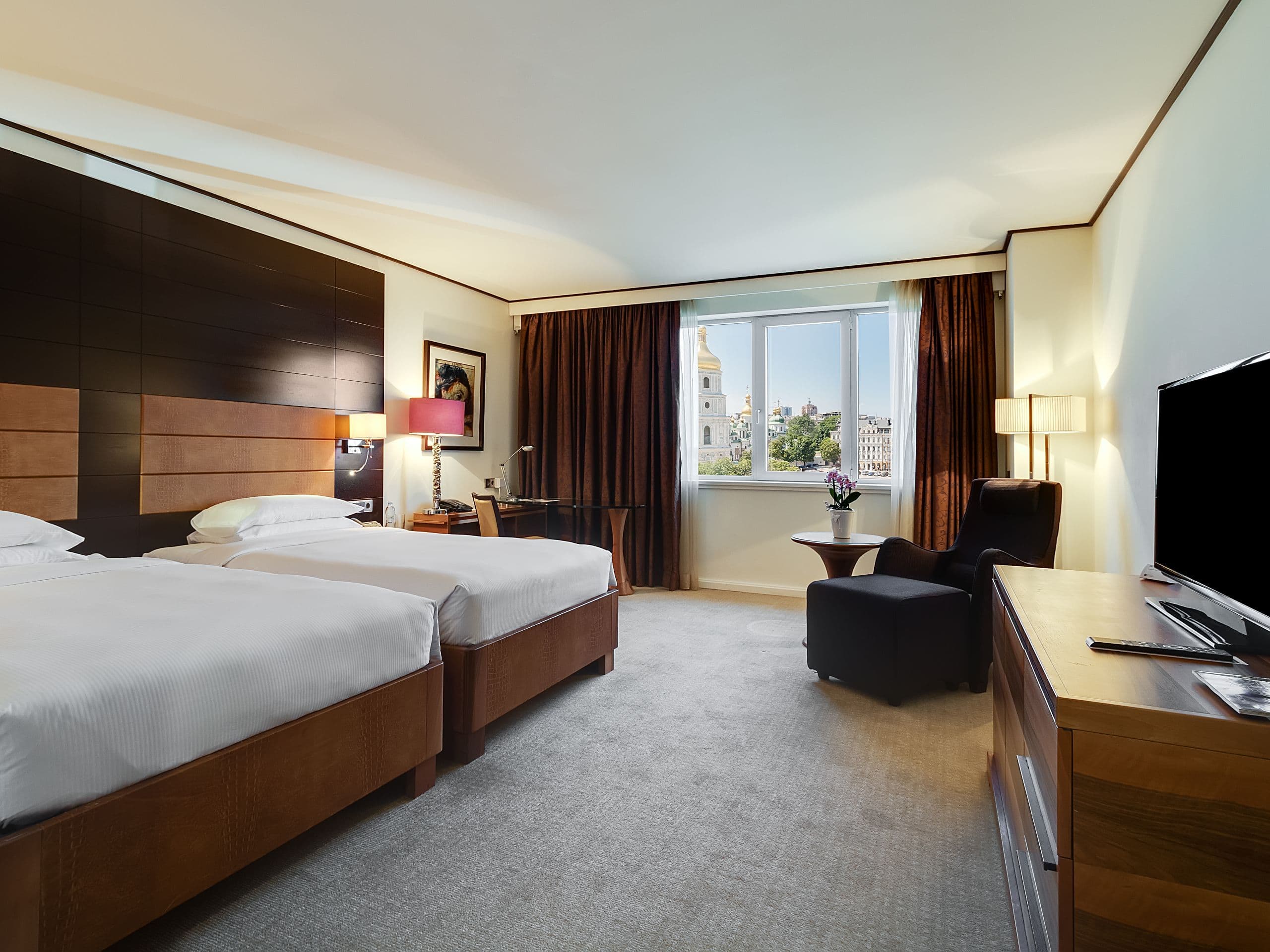 Spacious rooms and suites with scenic Kiev city views | Hyatt Regency Kyiv