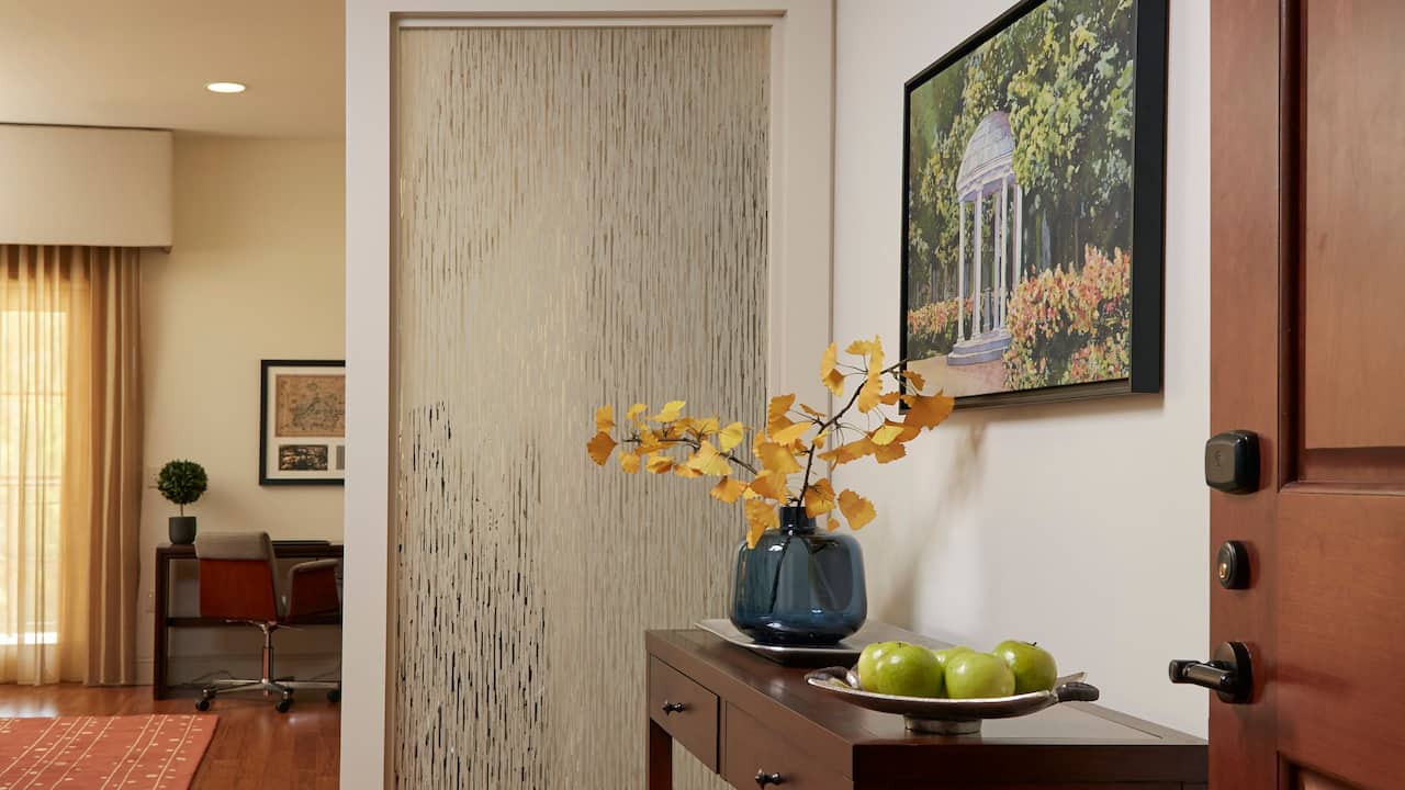 Spacious Hotel Rooms & Suites Near Dean Smith Center | Rizzo Center