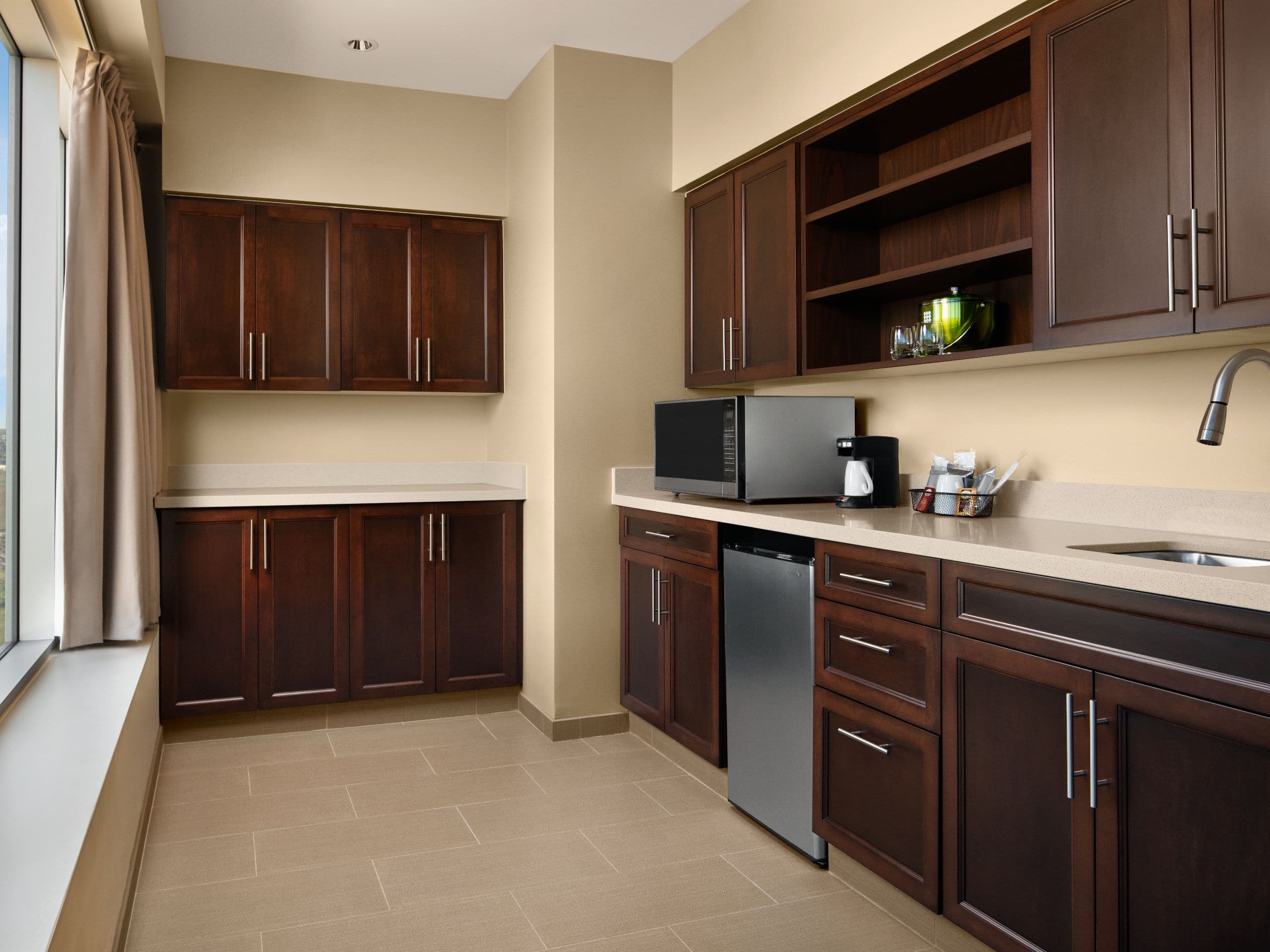 Modern Hotel with Bar in Calgary, Canada | Hyatt Place Calgary Airport