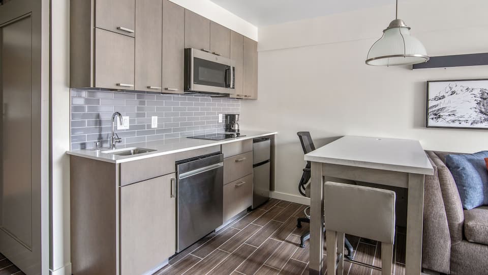 Modern Hotel Near Golden 1 Center | Hyatt House Sacramento / Midtown