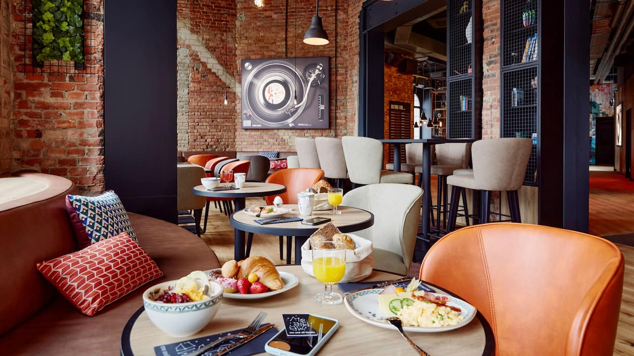 Restaurants & Bars in Hanover | Me and All Hotel Hanover