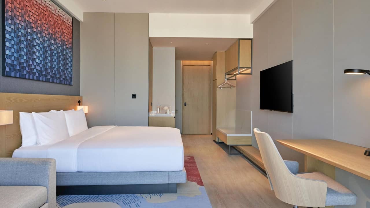 Modern Upscale Hotel Next to the Bajiaowan International Convention and ...