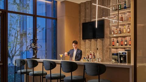 Modern Upscale Hotel Next to the Bajiaowan International Convention and ...