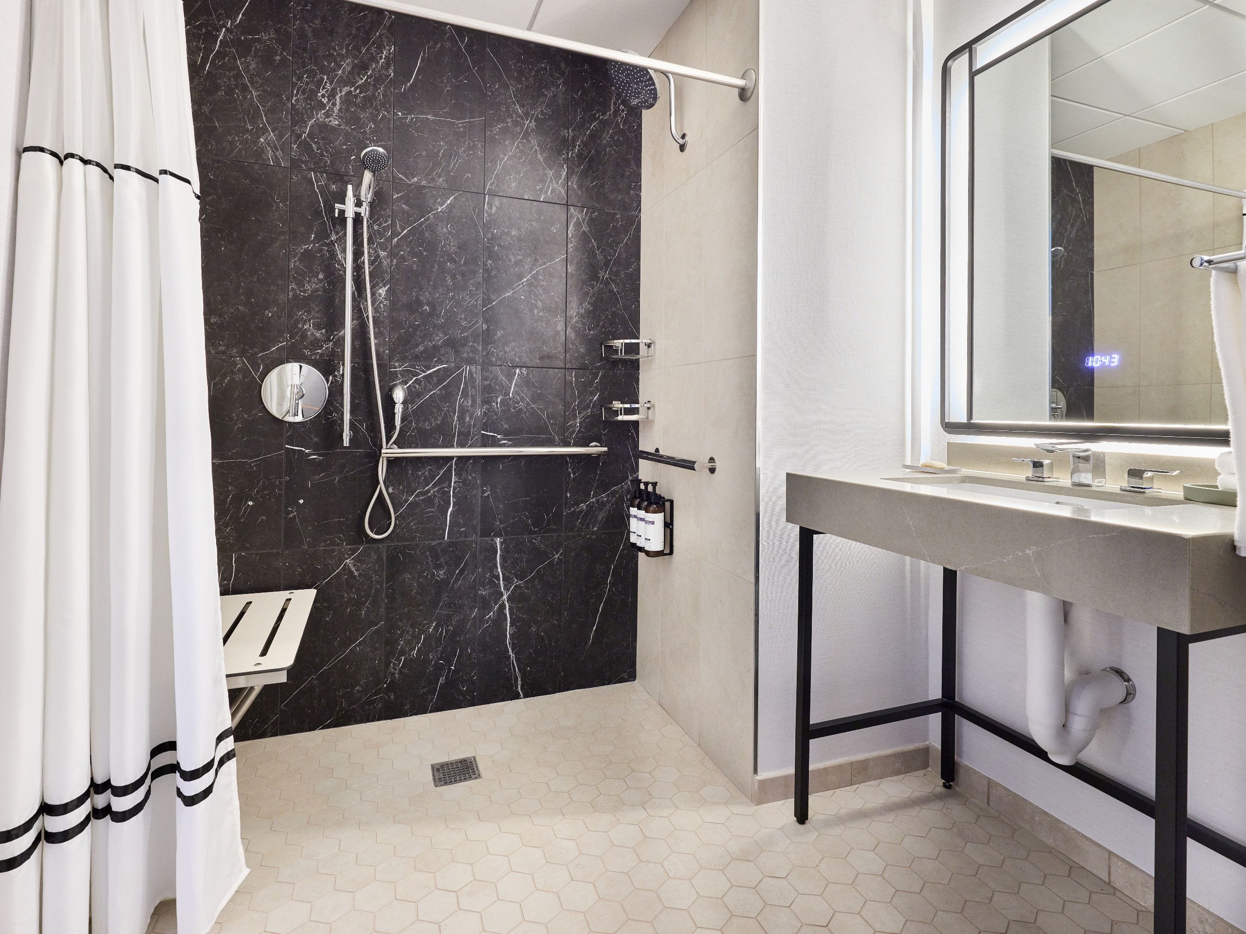 Spacious Hotel Suites in Downtown Chicago | Hyatt Regency Chicago