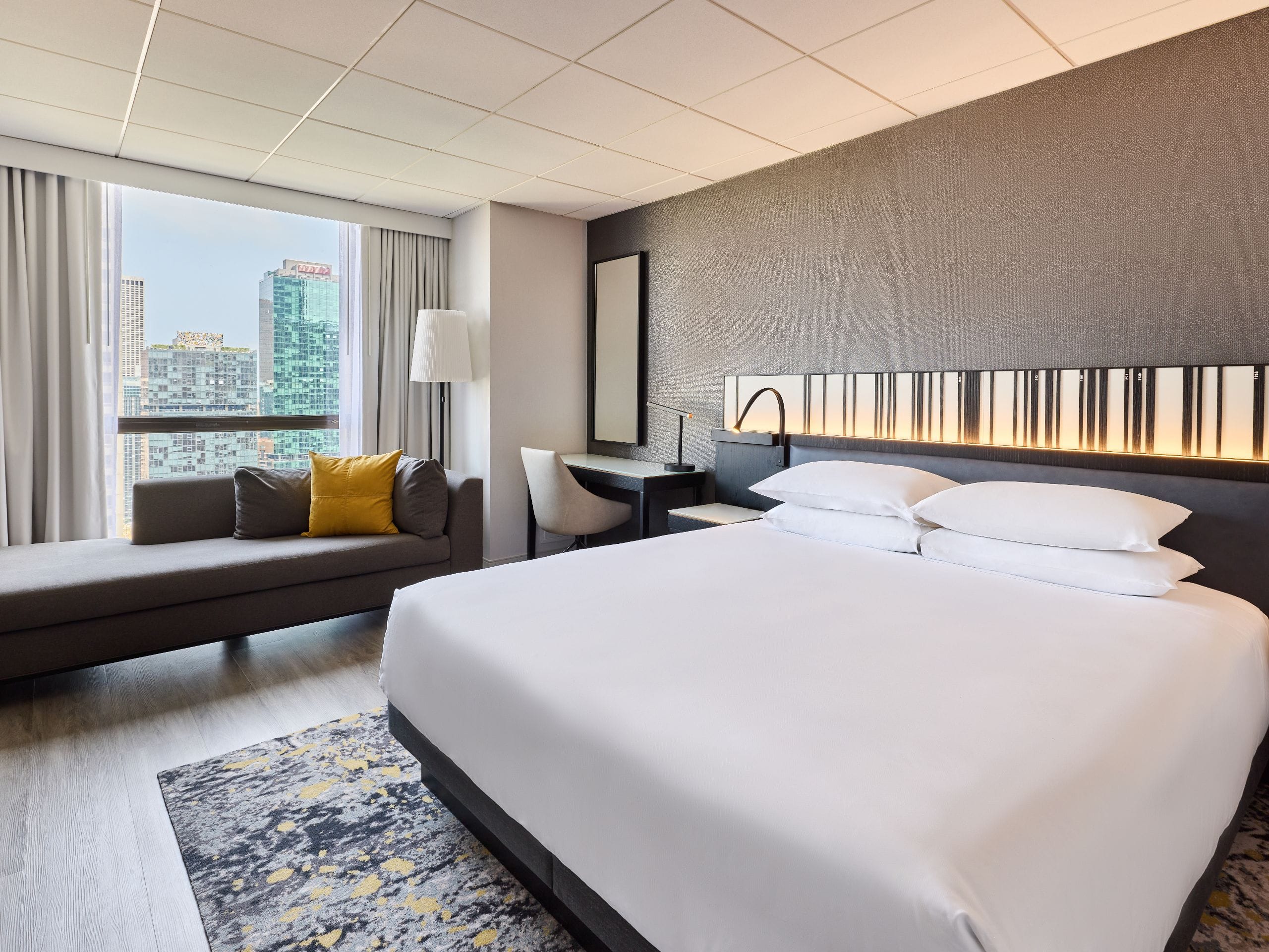 Spacious Hotel Suites in Downtown Chicago | Hyatt Regency Chicago